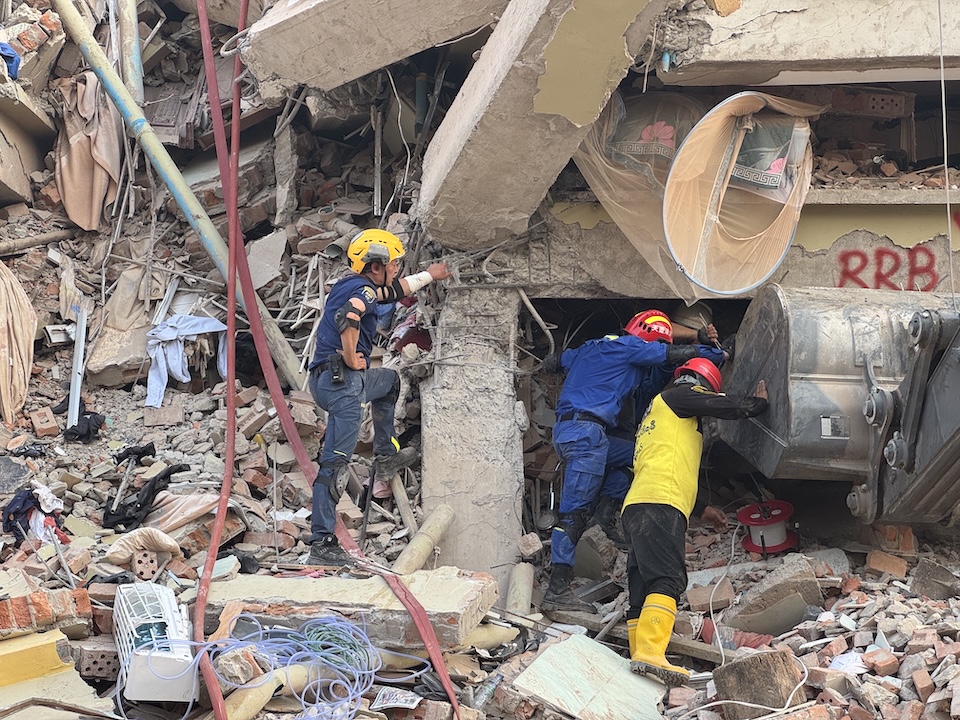 Chinese rescue team works to rescue people from Mandalay condominium ...