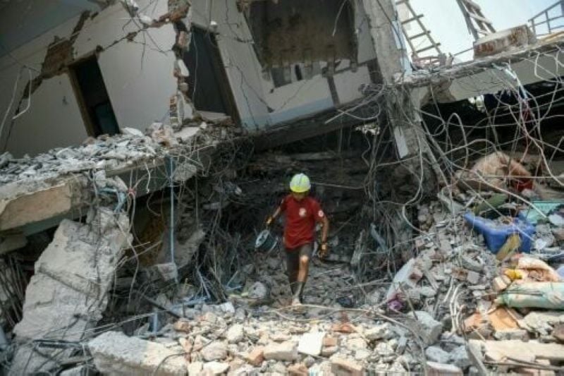 Fears and hopes at collapsed Mandalay school - ENG.MIZZIMA.COM