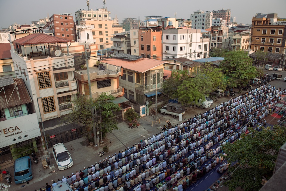 Muslims worship in the streets for Eid in earthquake-hit areas of ...