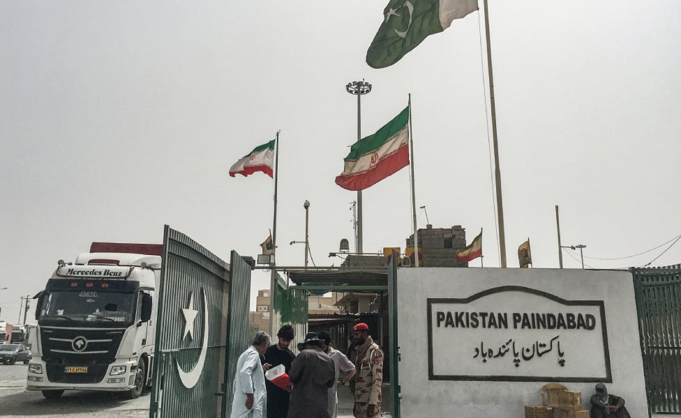 Pakistan shuts border with Iran as Tehran trades strikes with Israel ...