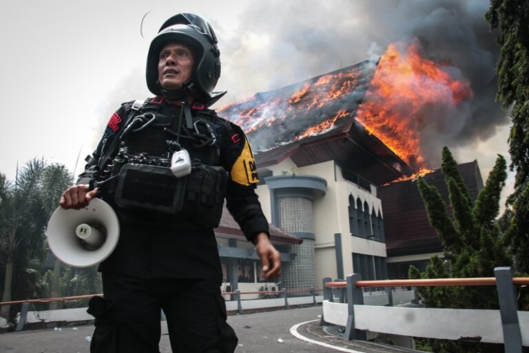 Indonesia protest blaze kills 3 as anger erupts over driver death - ENG ...