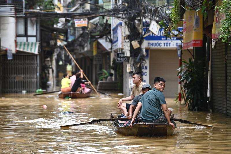 Thousands stranded as record floods submerge Vietnam streets - ENG ...
